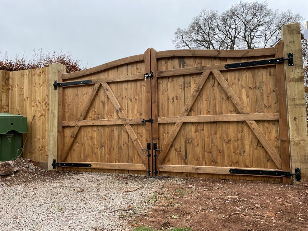 Swan Neck Wooden Driveway Gates – The Woodwirks LTD